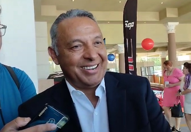 SE BURLA SERGIO NEVÁREZ DE QUEJAS SOBRE BACHES – La Mira Digital