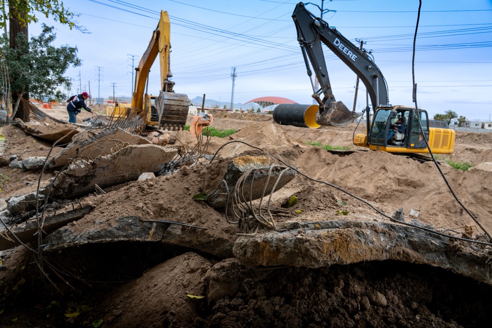 AVANZA REEMPLAZO DEL COLECTOR POR RIESGO DE HUNDIMIENTOS – La Mira Digital